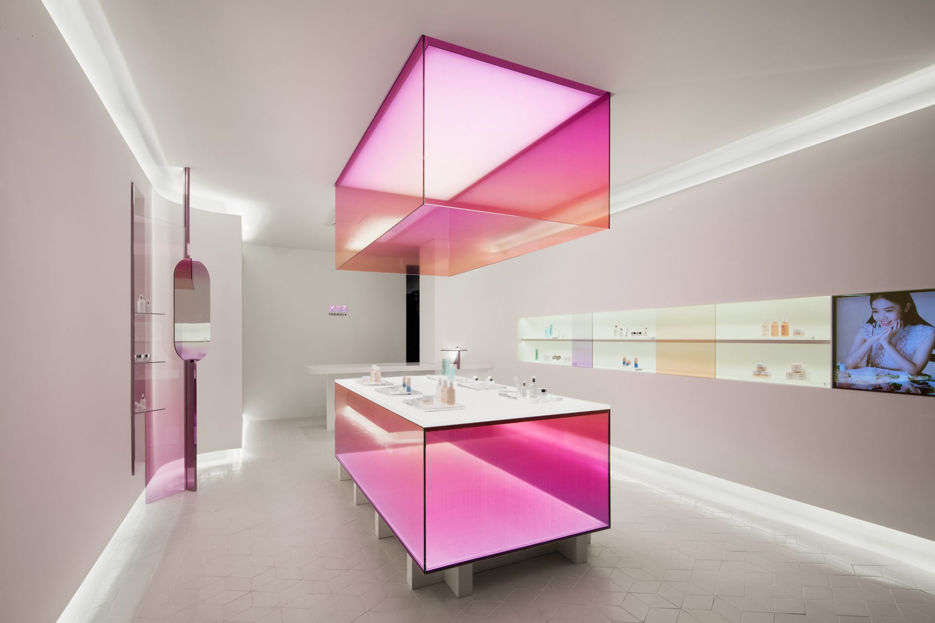 XYZ FORMULA FLAGSHIP STORE WGNB